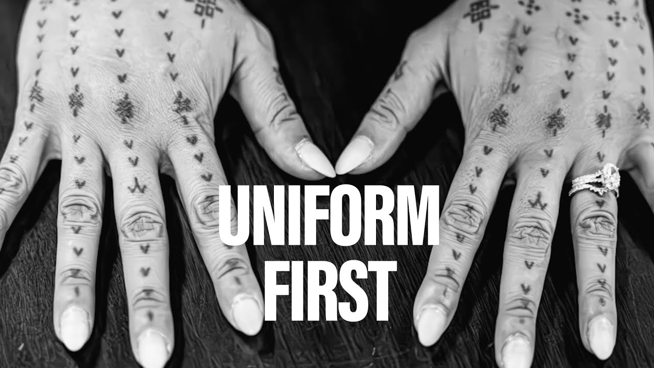 Samoan soldier becomes first to display traditional hand tattoos - YouTube