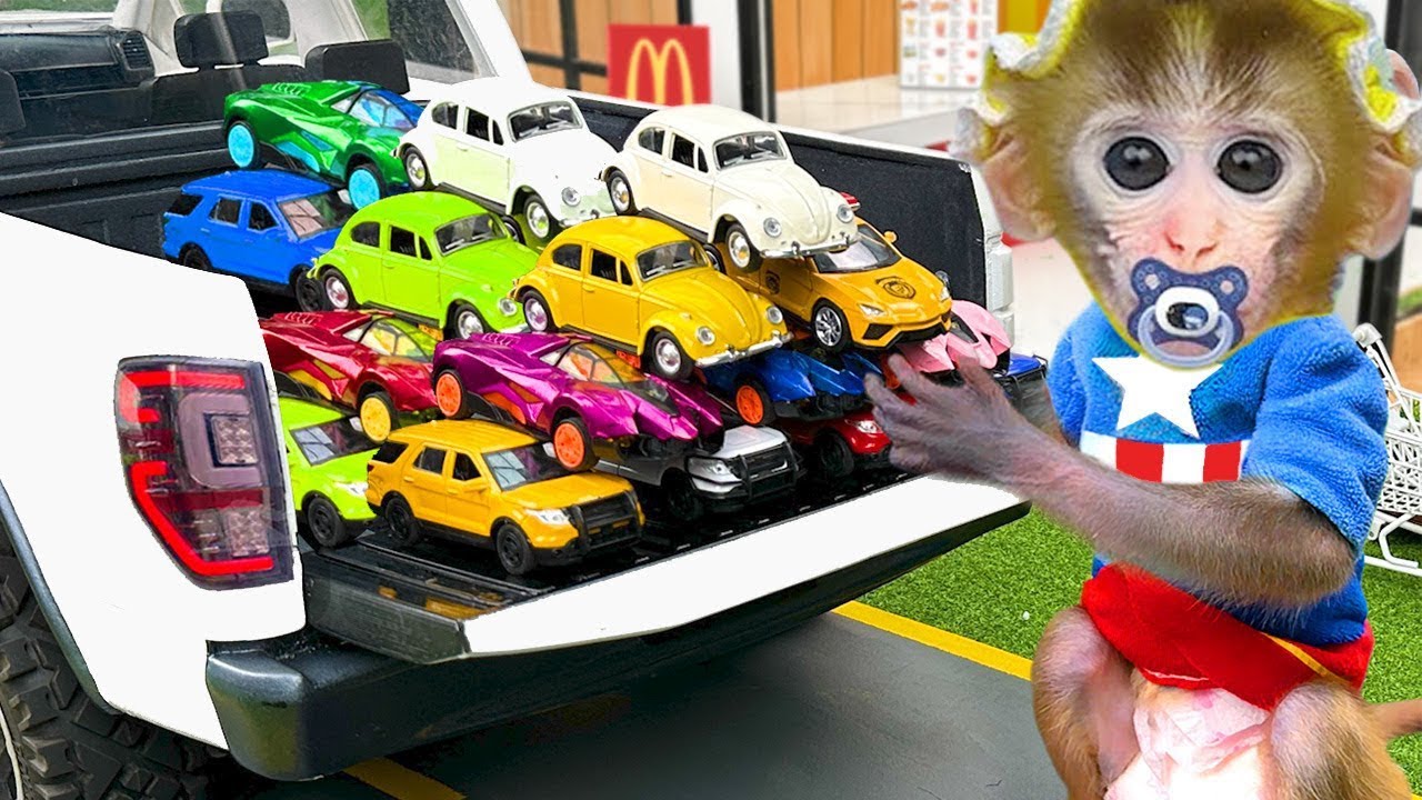 Bebé Mono BOBO jugando a la rueda de la suerte con un lindo cachorro ...