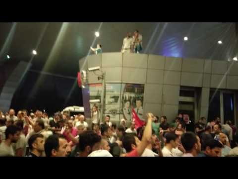 DARBE AKŞAMI HAVA LİMANINDA YAŞANAN GÖRÜNTÜLER..