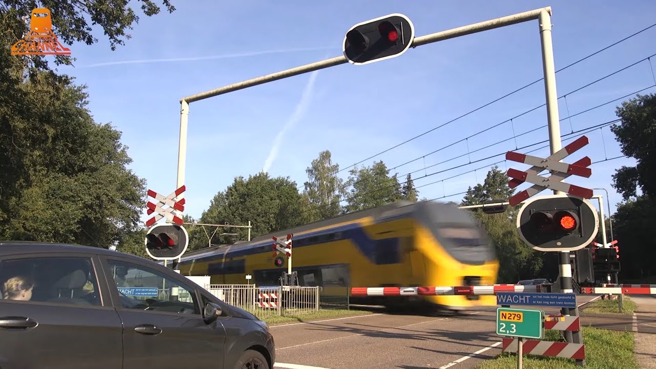 DUTCH RAILROAD CROSSING - Haelen - Heythuyserweg - YouTube