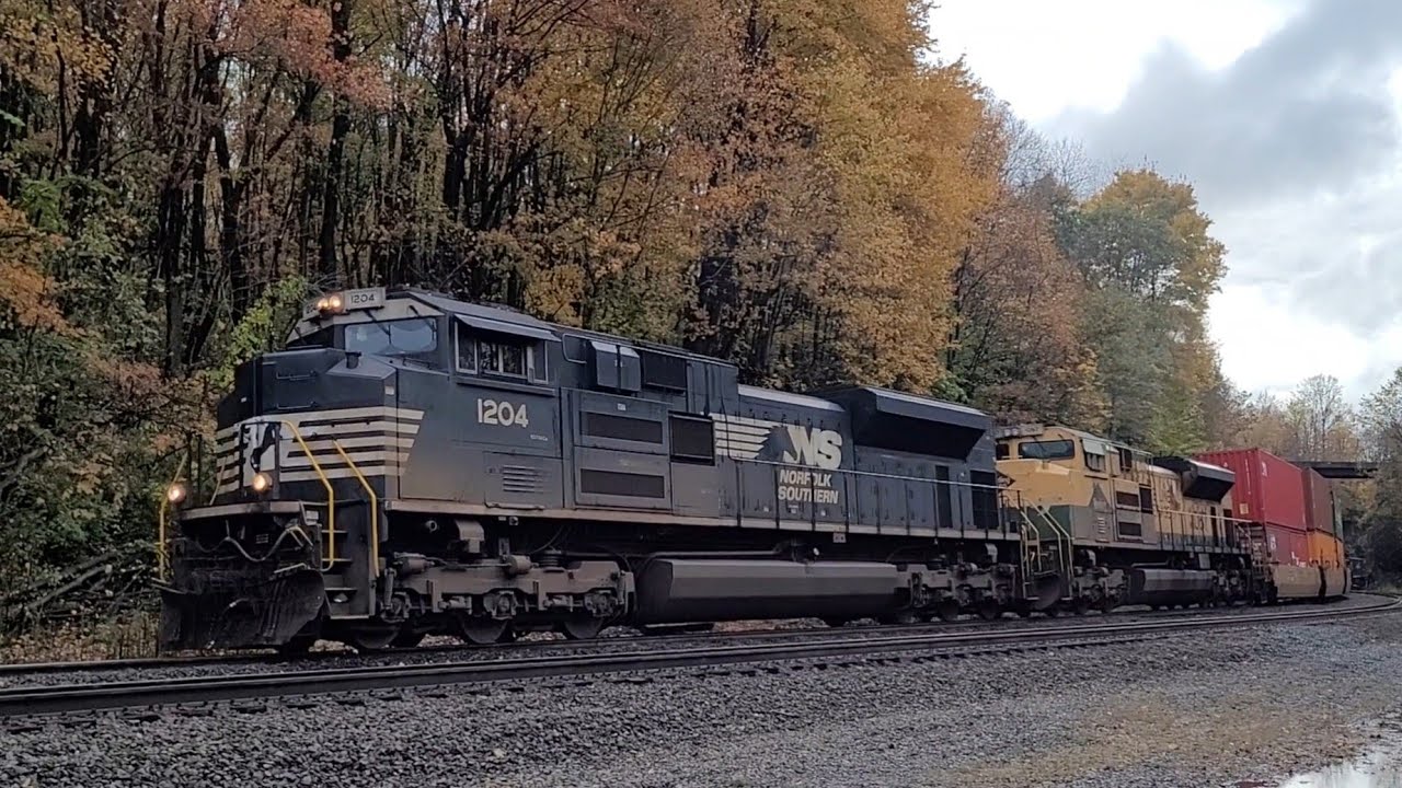 The Reading Bee Line NS Heritage #1067 in Highland Cut on Train 20R ...