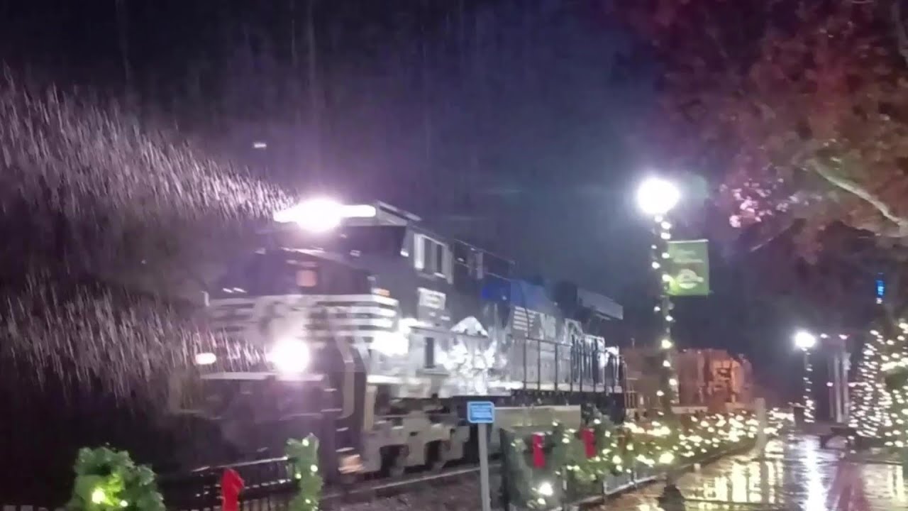 NS #7567 led LONG RAIL Train / BNSF TRIO led NS 240 to Charlotte NC ...