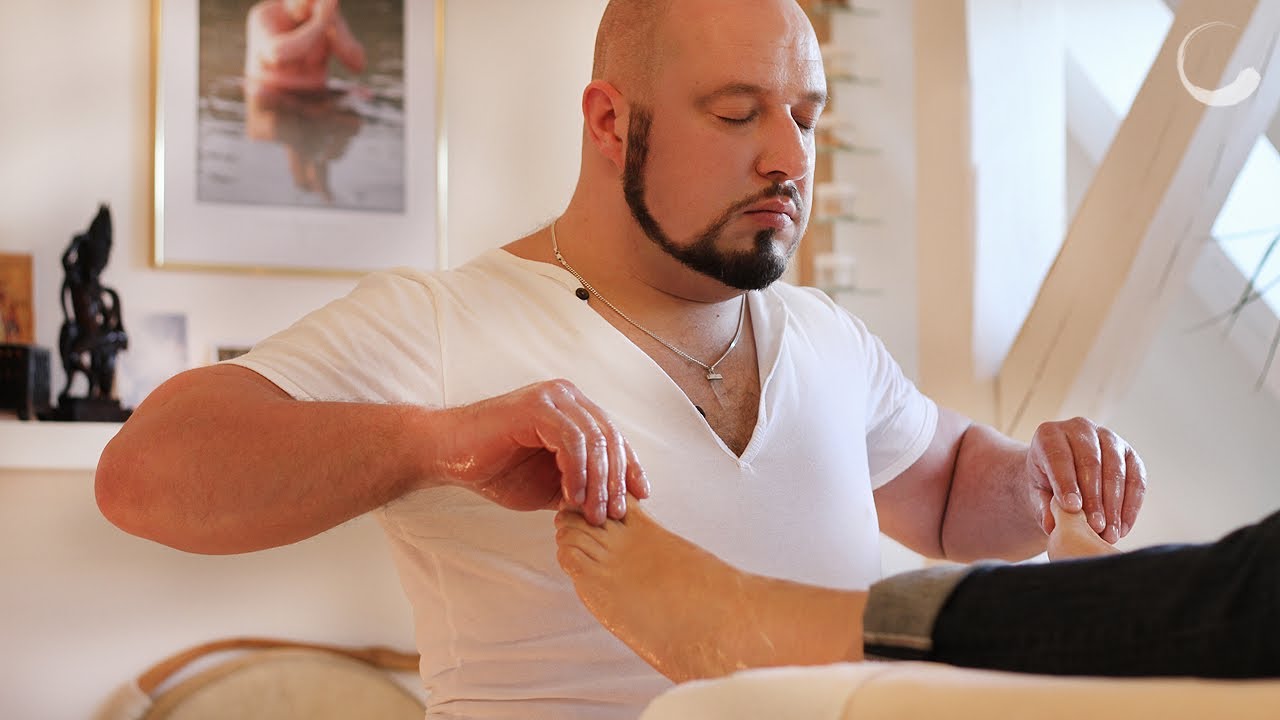 COSMIC-FEET© - schamanisces FußMassageRitual - YouTube