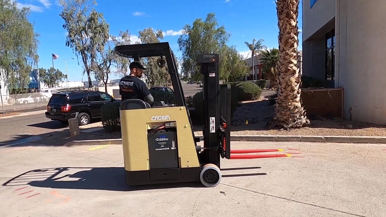CROWN RC3020-30 3,000lb Electric #9083 - Forklift For Sale - YouTube