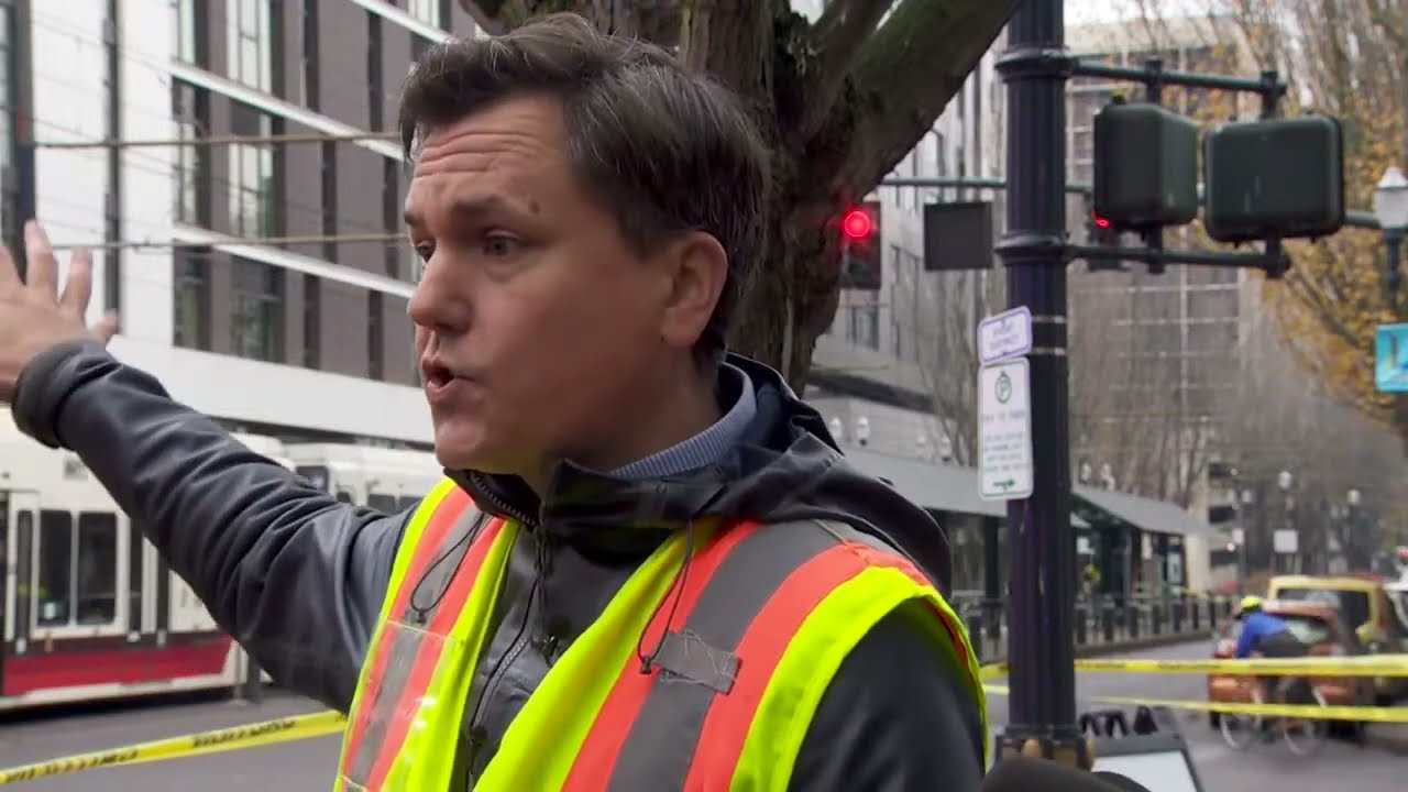 TriMet MAX train crashes with street car, derails near Lloyd Center ...