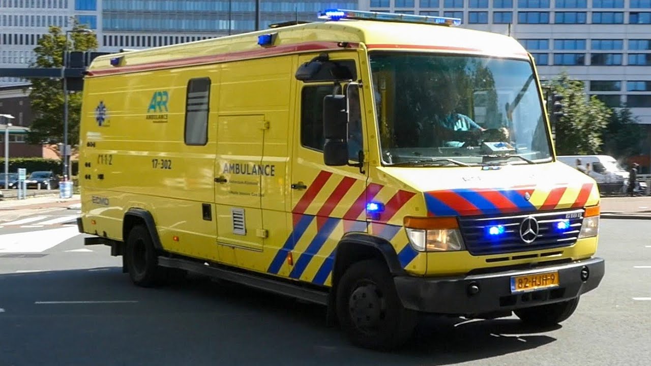 Oude MICU 17-302 met spoed vanaf het Erasmus Medisch Centrum naar een ...