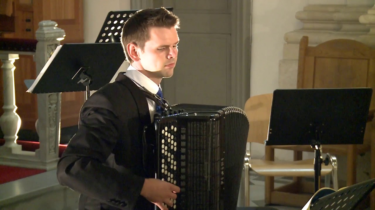 Grzegorz Palus plays Bach's Prelude and fuge B flat major WTKI ...