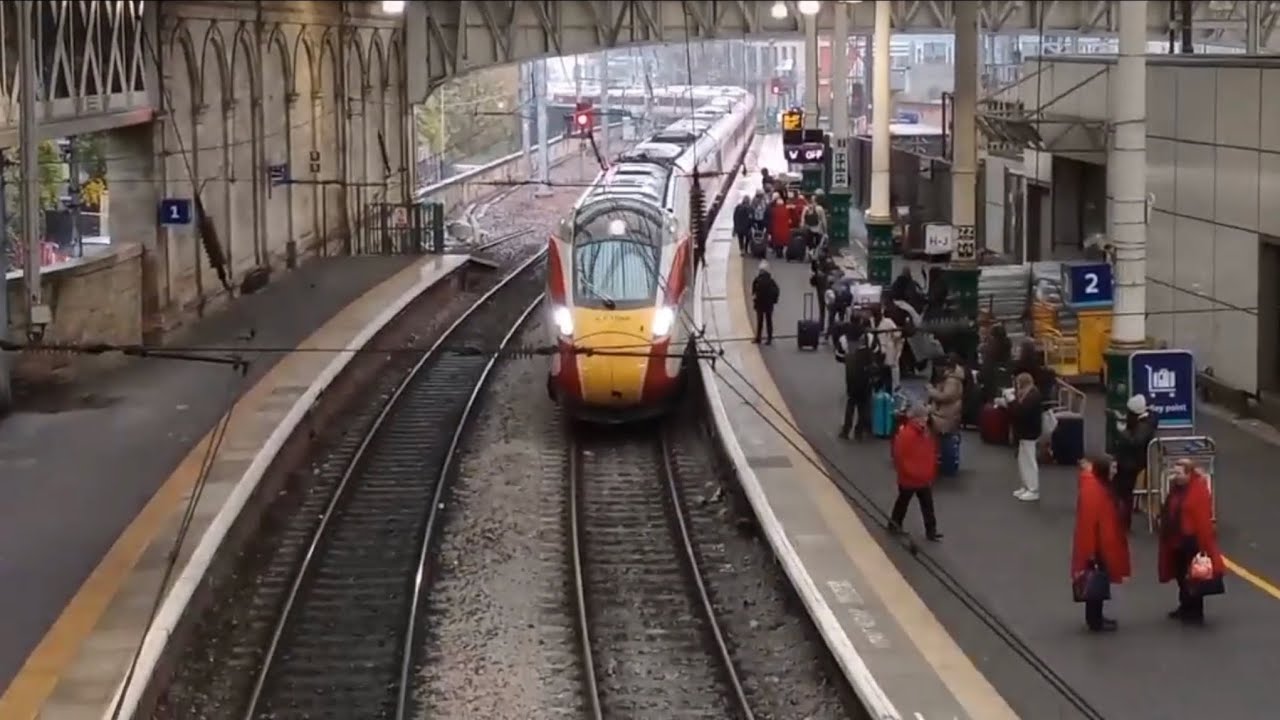 9 car LNER Azuma arrives at Edinburgh Waverly. - YouTube