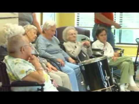 Residents at Shawnee Manor participate in music therapy - YouTube