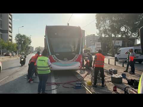 İzmir'de raydan çıkan tramvayın kaldırılma sonrası seferler normale döndü