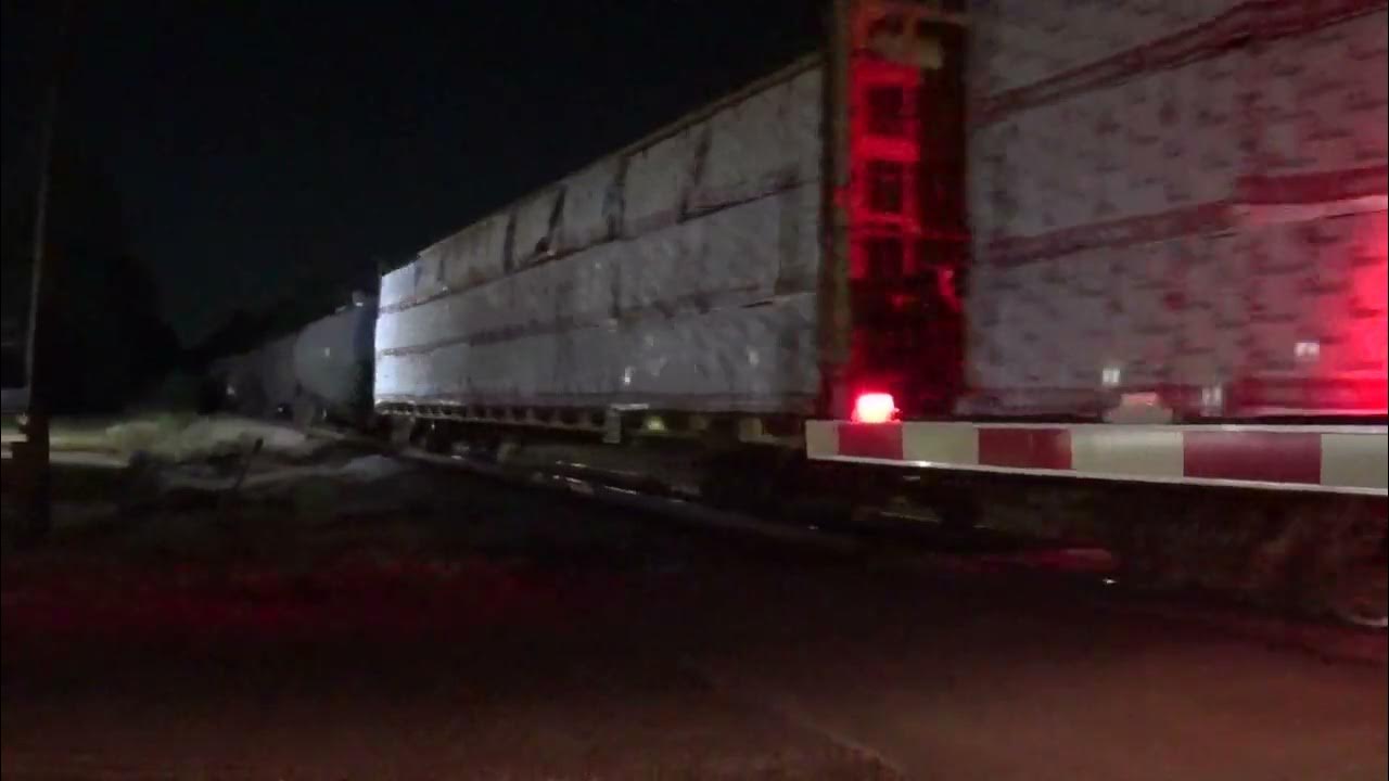 UP 8980 NB Leads Manifest Magnolia,Tx - YouTube