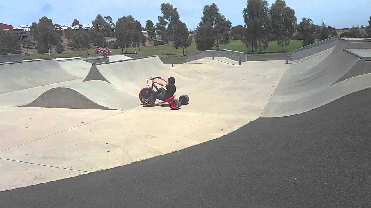 Traxxas Slash hitting jumps at the skate park - YouTube