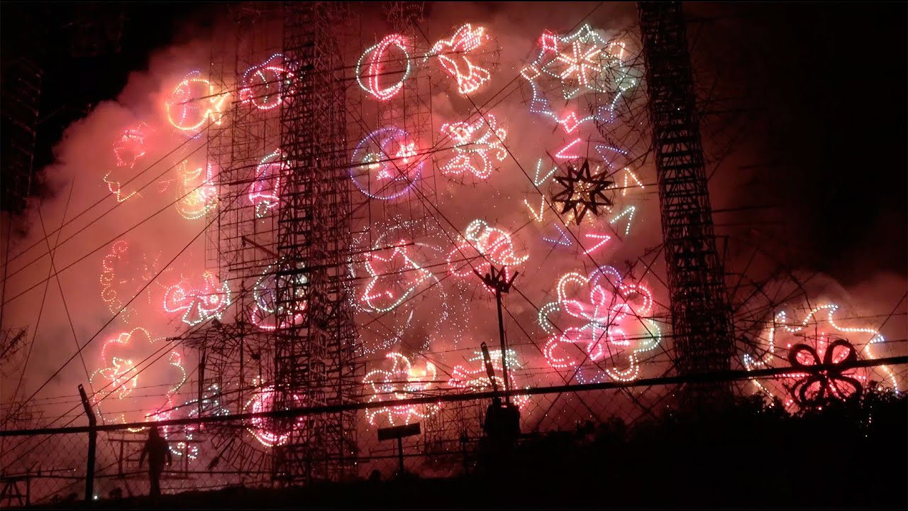 ¡Espectacular quema de pirotécnia! - YouTube