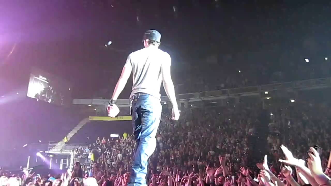 Enrique Iglesias - Confetti & jump LG Arena Manchester - March 24, 2011 ...