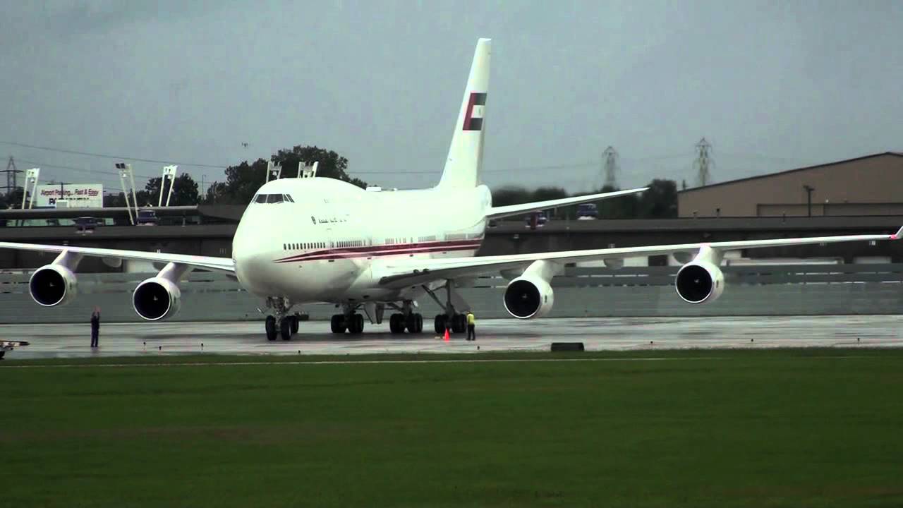 Private 747-400 Off-Loading Passengers With Air Stairs - YouTube