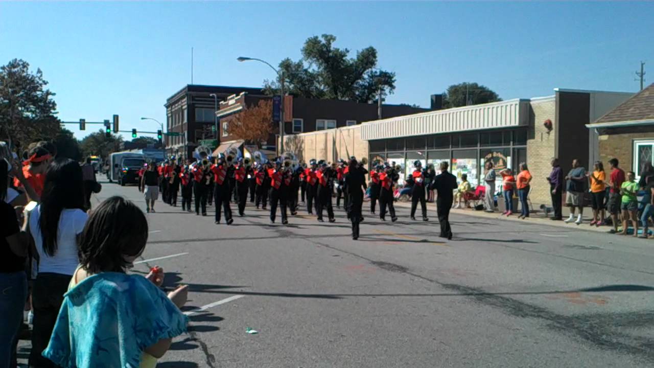UTHS marching band (homecoming parade) - YouTube
