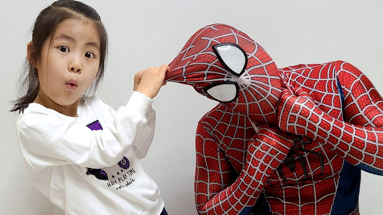 TV속에서 스파이더맨이? 서은이와 스파이더맨 텔레비젼에서 나온 히어로가 원하는건? Spider-Man protruding ...