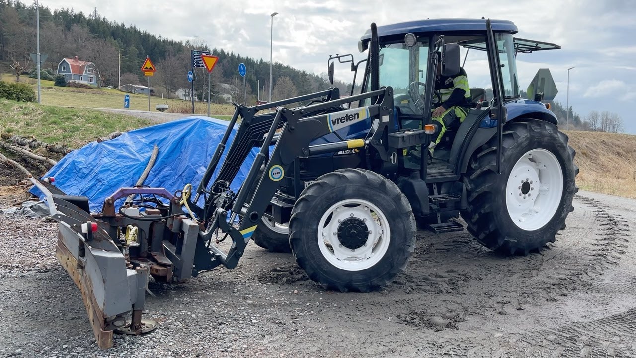 Köp Traktor New Holland TD90D med vikplog, skopa och gafflar på ...