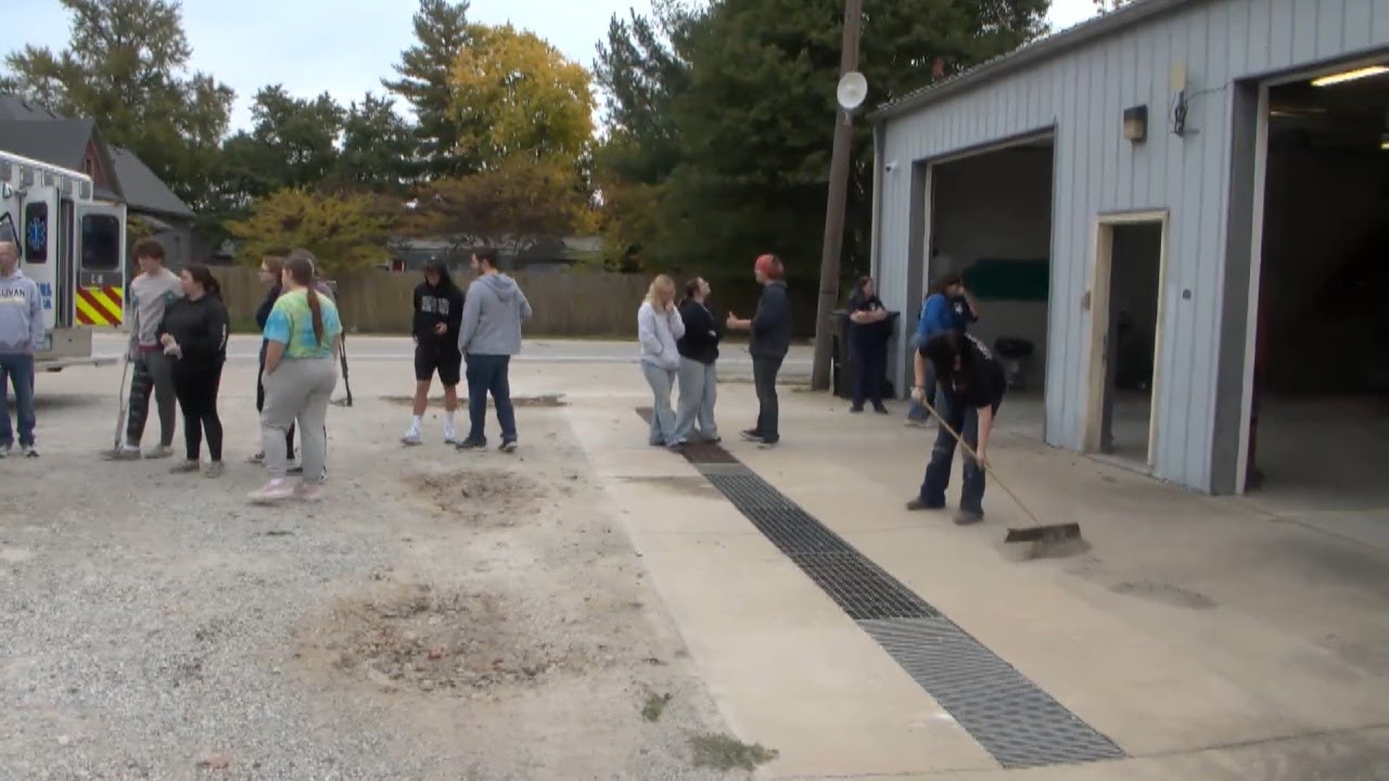 High school seniors spend the day serving the community - YouTube