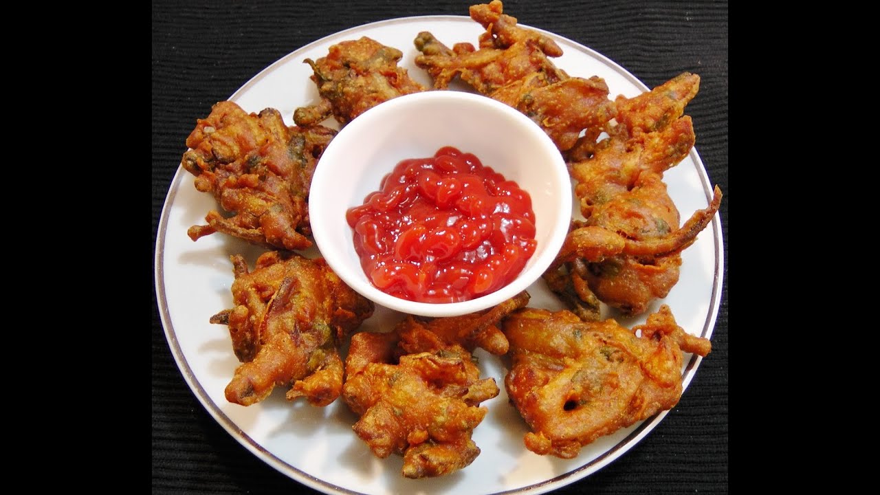 Kanda Bhaji / Onion Pakoda - YouTube