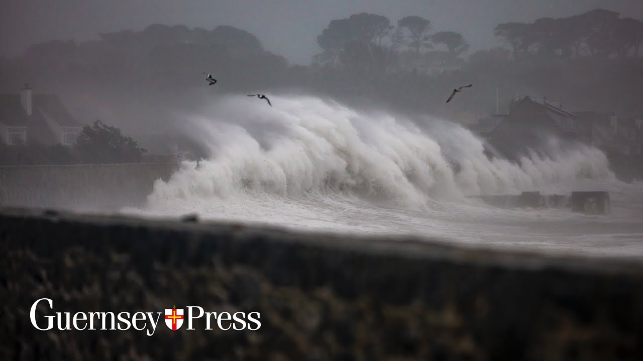 Storm Ciaran batters Guernsey's west coast 🌊 - YouTube