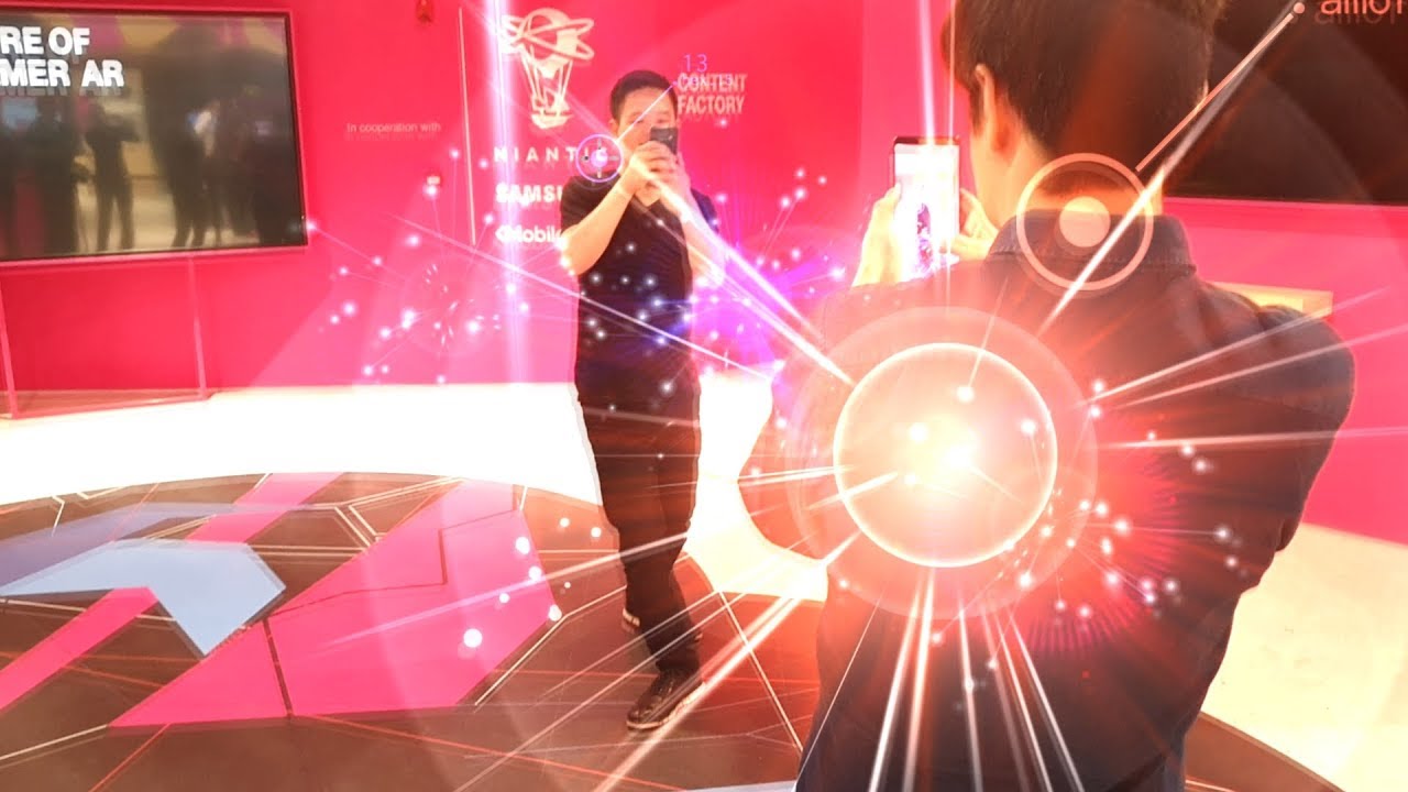 Multiplayer AR Experience Ein Spiel. Ganz viele Spieler. An einem ...