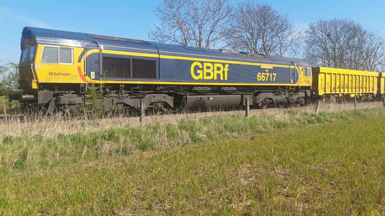 Class 66 66717 GBRf (Good Old Boy) approaching Uffington level crossing ...