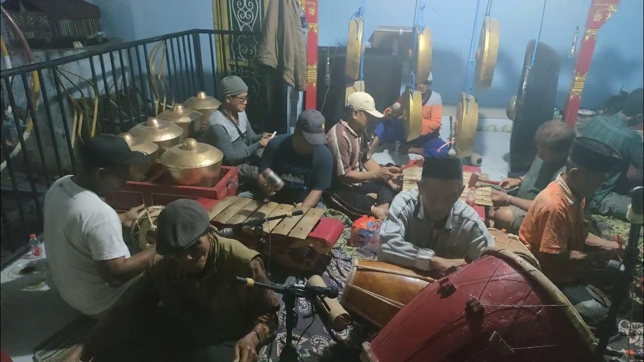 cak Sukri cs latihan gamelan rutinan untuk menjaga kekompakan pemain - YouTube