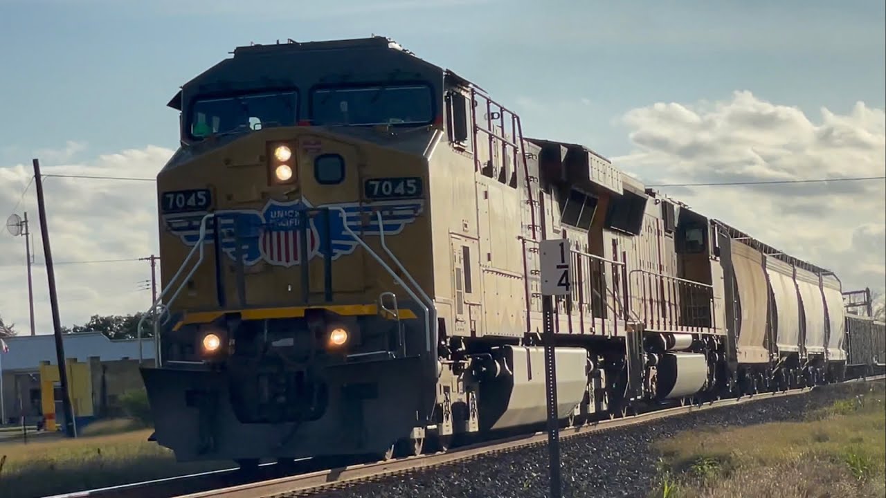 UP 7045 AC6000CW Rebuild (C44ACM) & SD70M Lead Manifest - YouTube