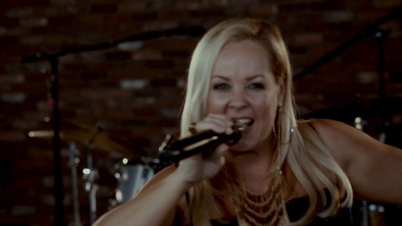 "Sorry Not Sorry" Live 2019 - YouTube