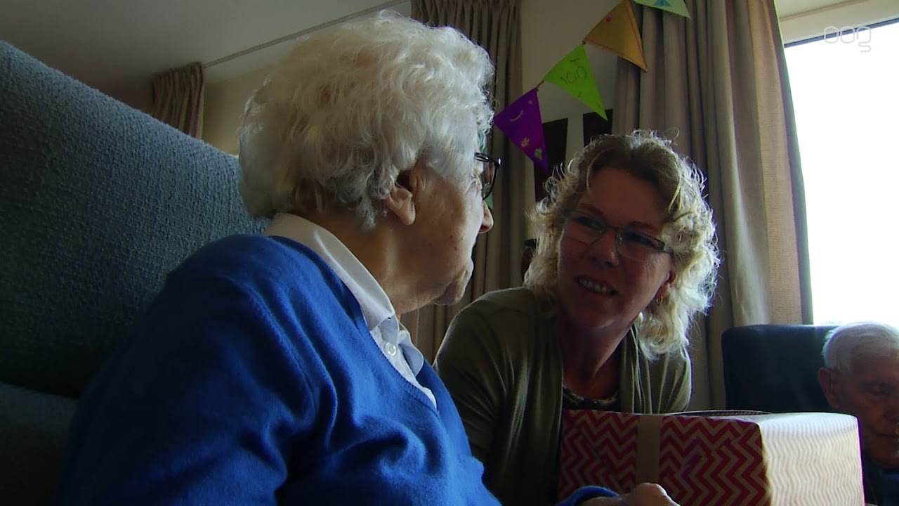 Burgemeester Feliciteert 100 Jarige Vrouw Youtube