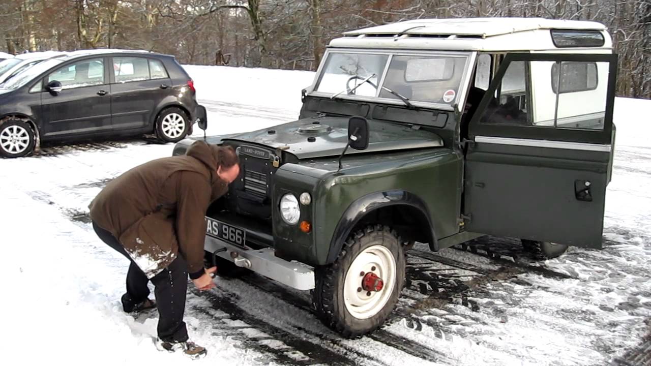 Hand Cranking Fred the Series Land Rover - YouTube