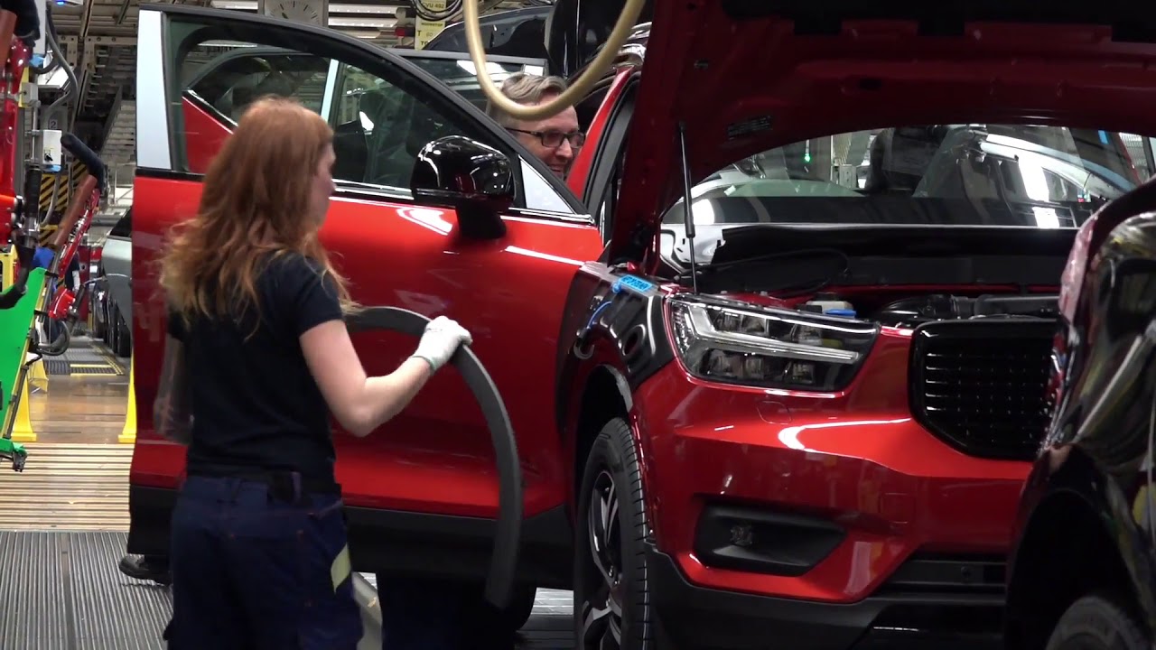 Production video of the Volvo XC40 in Volvo Cars' manufacturing plant ...