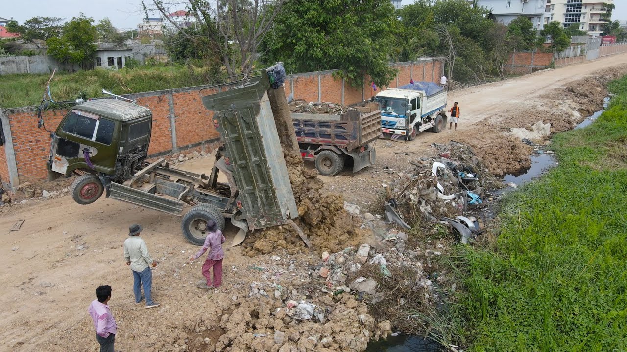 Nice Extreme Equipment Landfill , Operator Bulldozer Push Dirt and Dump ...
