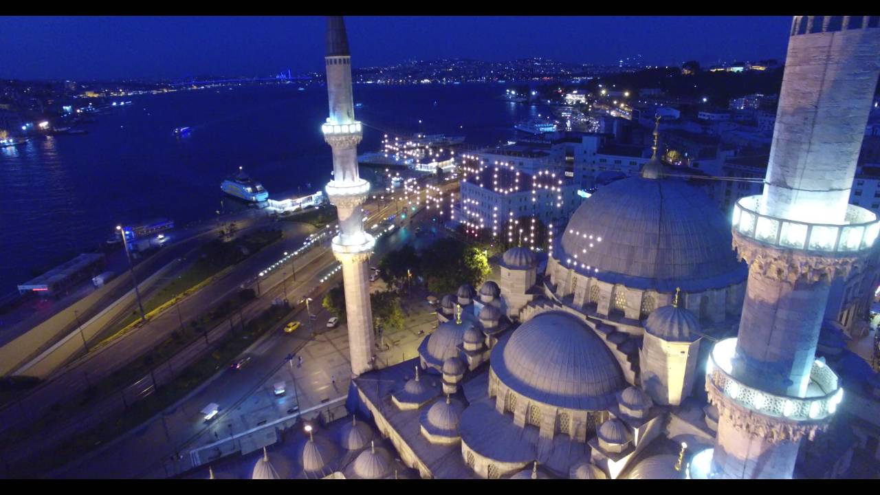 Ramazan flying near to Yeni Cami (Mahyâ at night) - YouTube