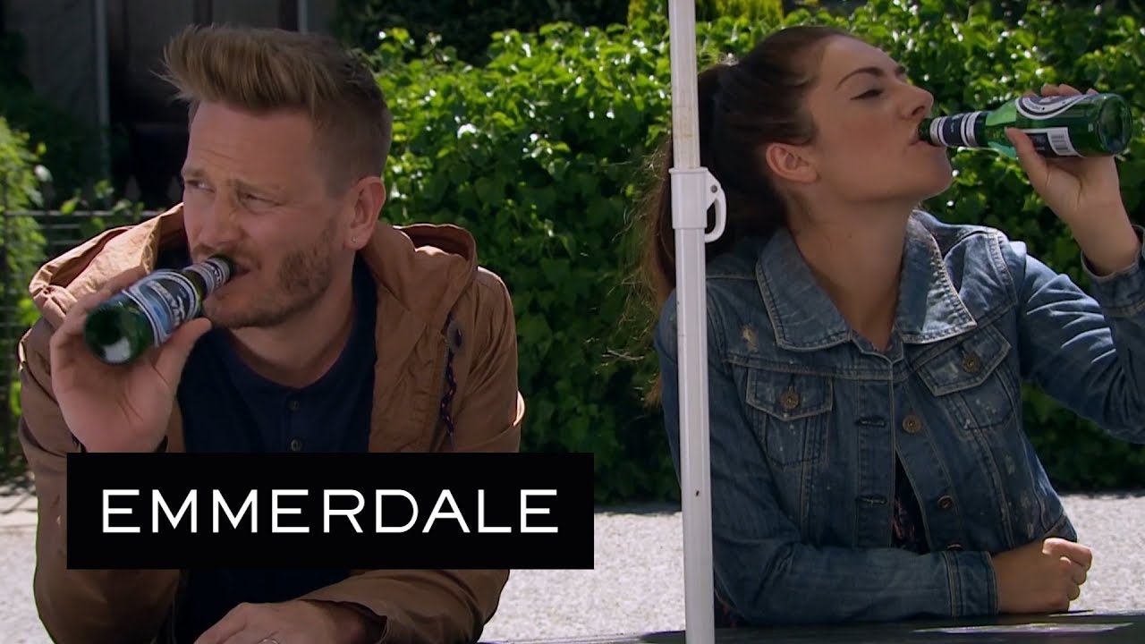 Emmerdale - Matty Sets Victoria Up With David - YouTube