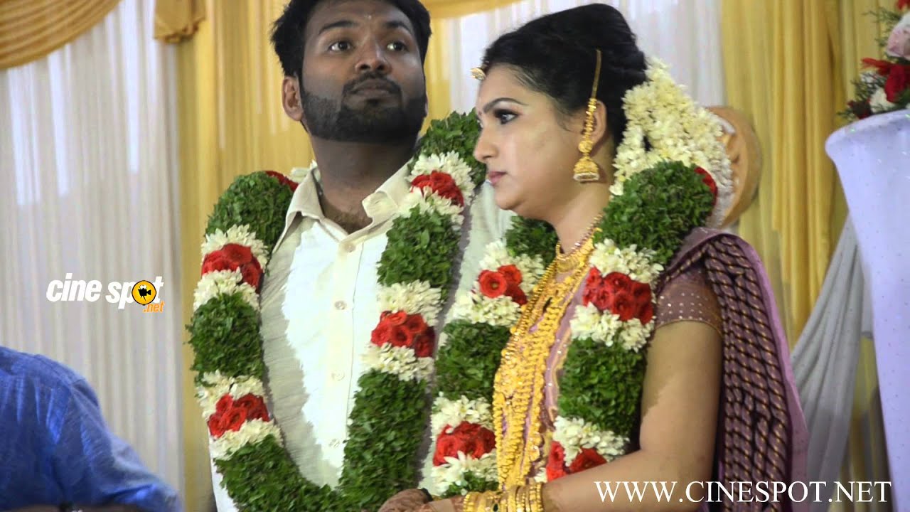 Saranya Mohan Singing at Marriage Reception HD video - YouTube