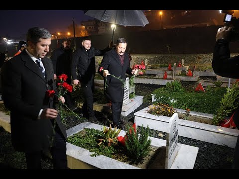 Hatay Valisi Mustafa Masatlı Deprem Şehitliğinde kabirlere karanfil bıraktı 6 şubat 2025 8gunhaber