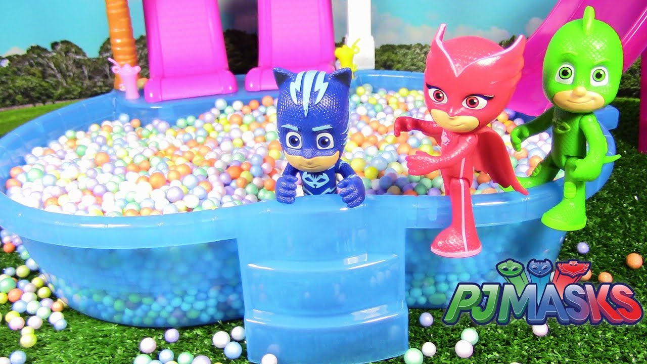 ⚡ PJ MASKS ⚡ en la Piscina de Pelotas ⚡ Heroes en Pijama Juguetes en ...