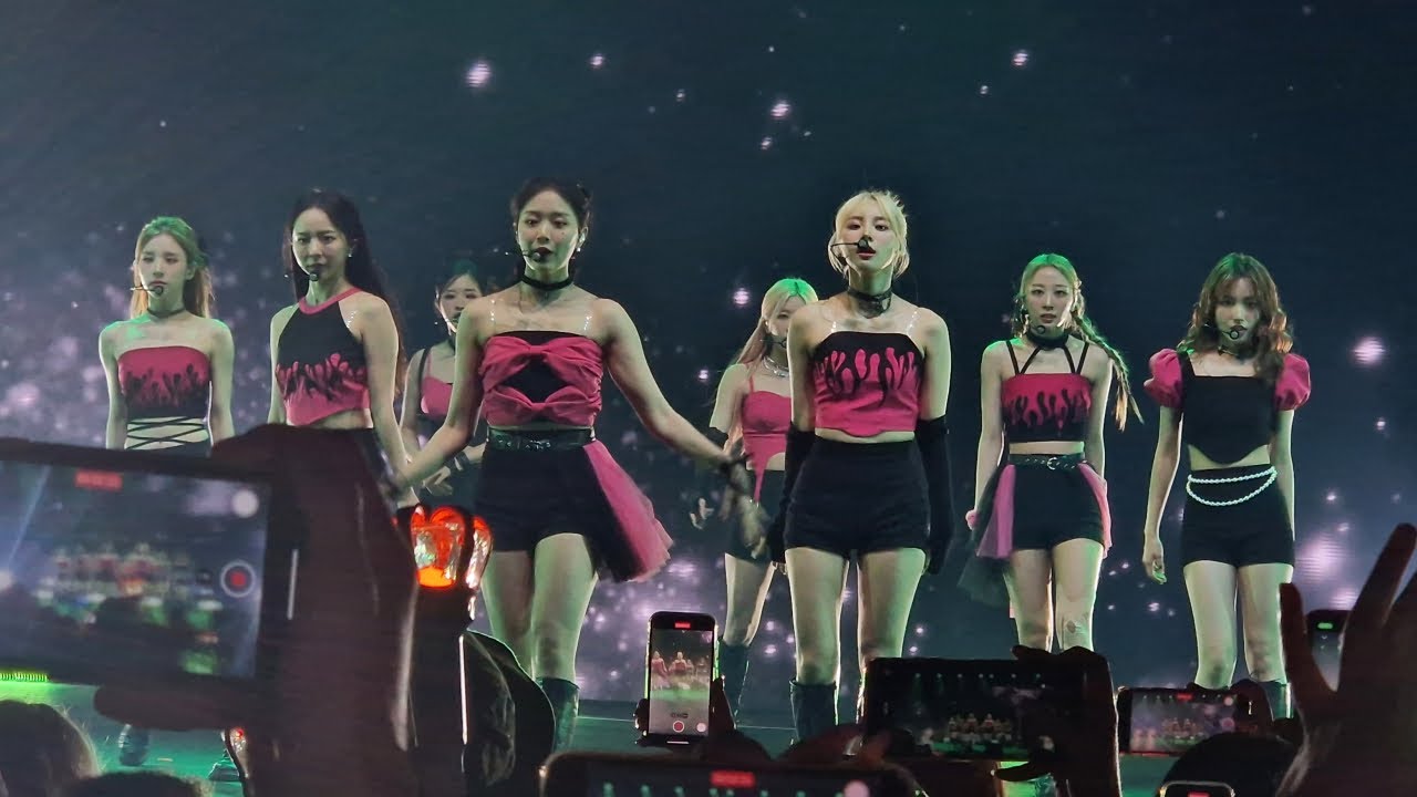 이달의 소녀 LOONA - Butterfly - in London 220916 [Fancam] - YouTube
