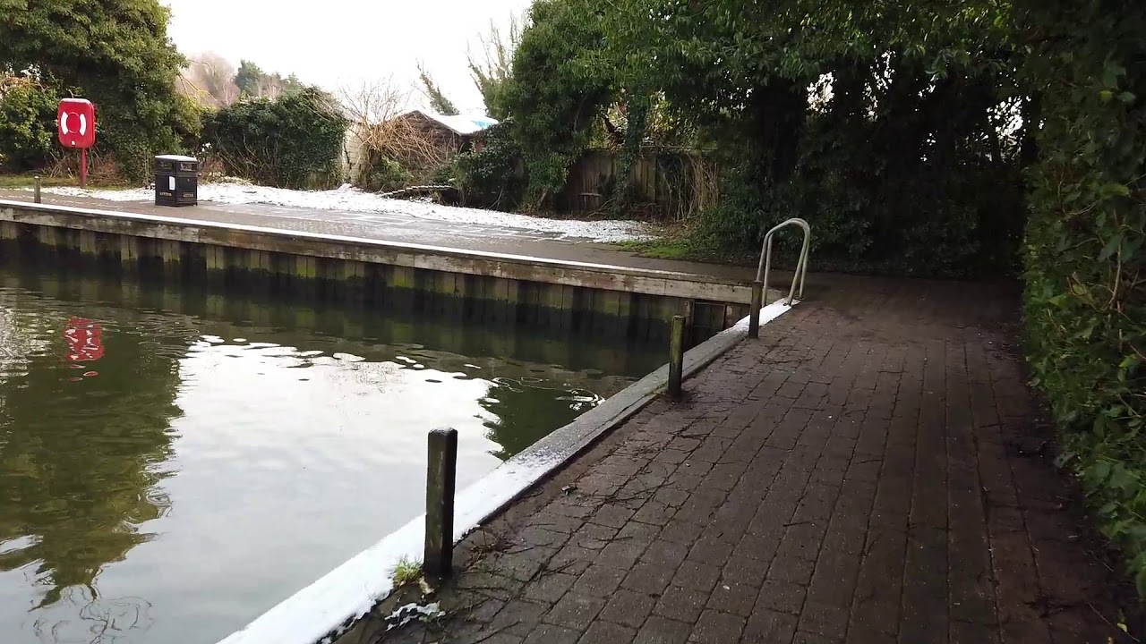 loddon 30 1 2019. Boats now moved on - for a day or two ? - YouTube