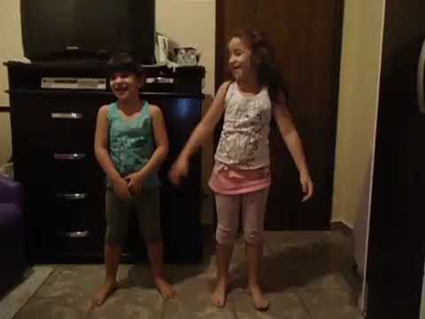 manu e vik dançando kuduro - YouTube