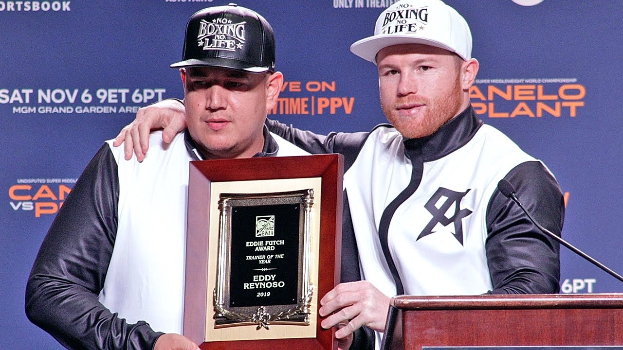 CANELO PRESENTS EDDY REYNOSO WITH TRAINER OF THE YEAR AWARD - YouTube