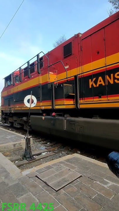 ET44AC KCS 5014 y AC4400CWM CPKC 8029 retrocediendo con unos buenos Silbatazos #train #cpkc # ...