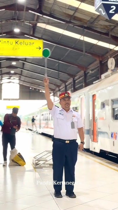 PPKA Memberangkatkan Kereta Api di Stasiun Purwokerto - YouTube