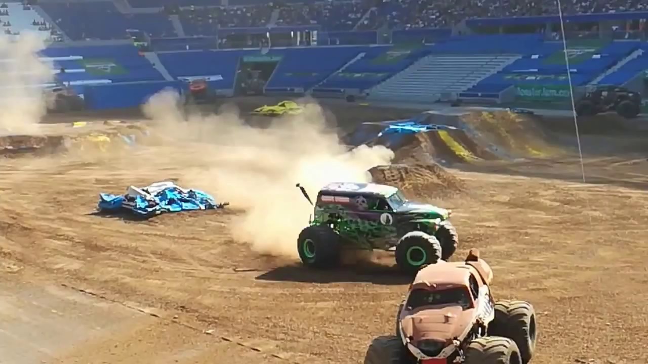 Monster Jam à LYON 2017 - Grave Digger avec Charlie Pauken - Freestyle ...