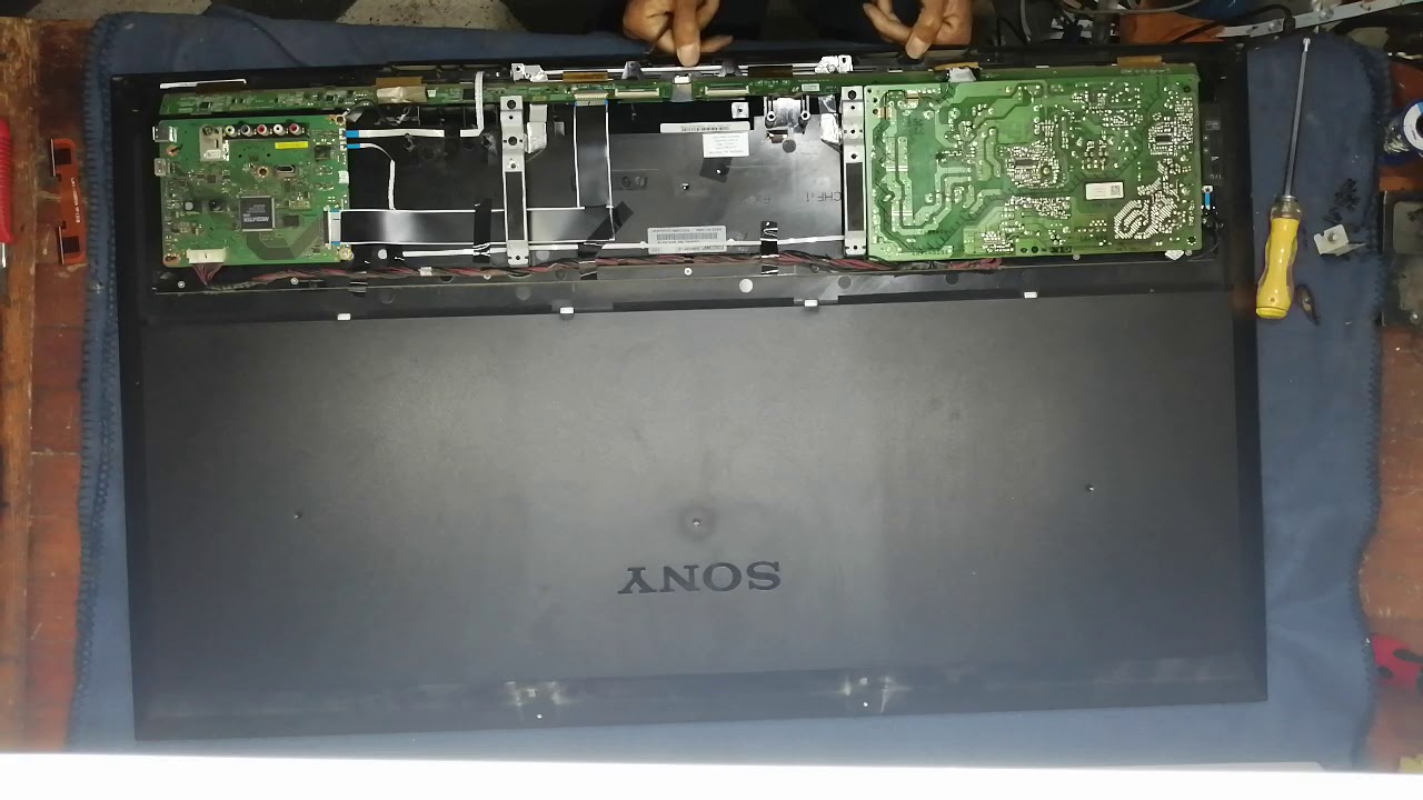 How to remove screen backlight Problème Sony KDL-46R450A. الجزء الأول ...