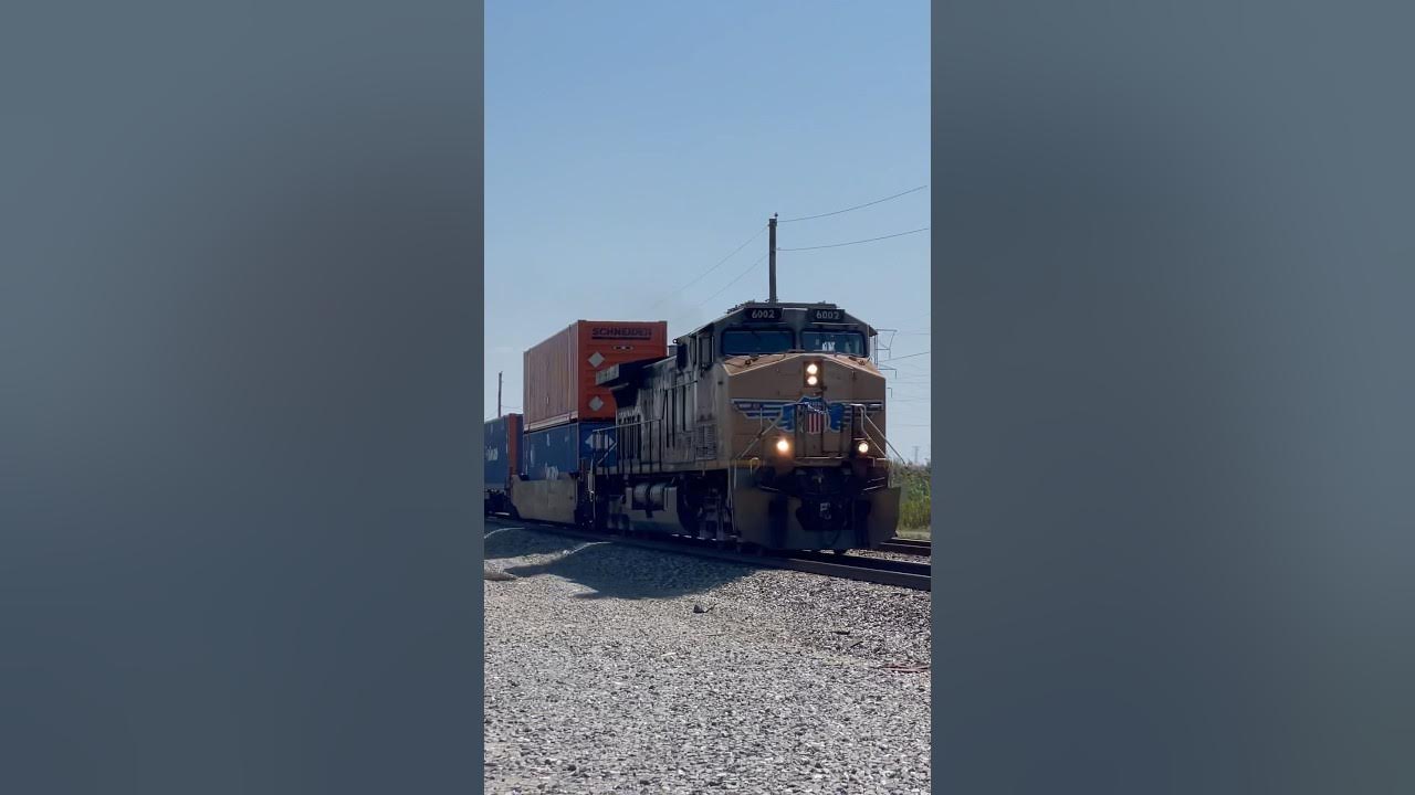 UP 6002 leads a intermodal past Pine Junction - YouTube