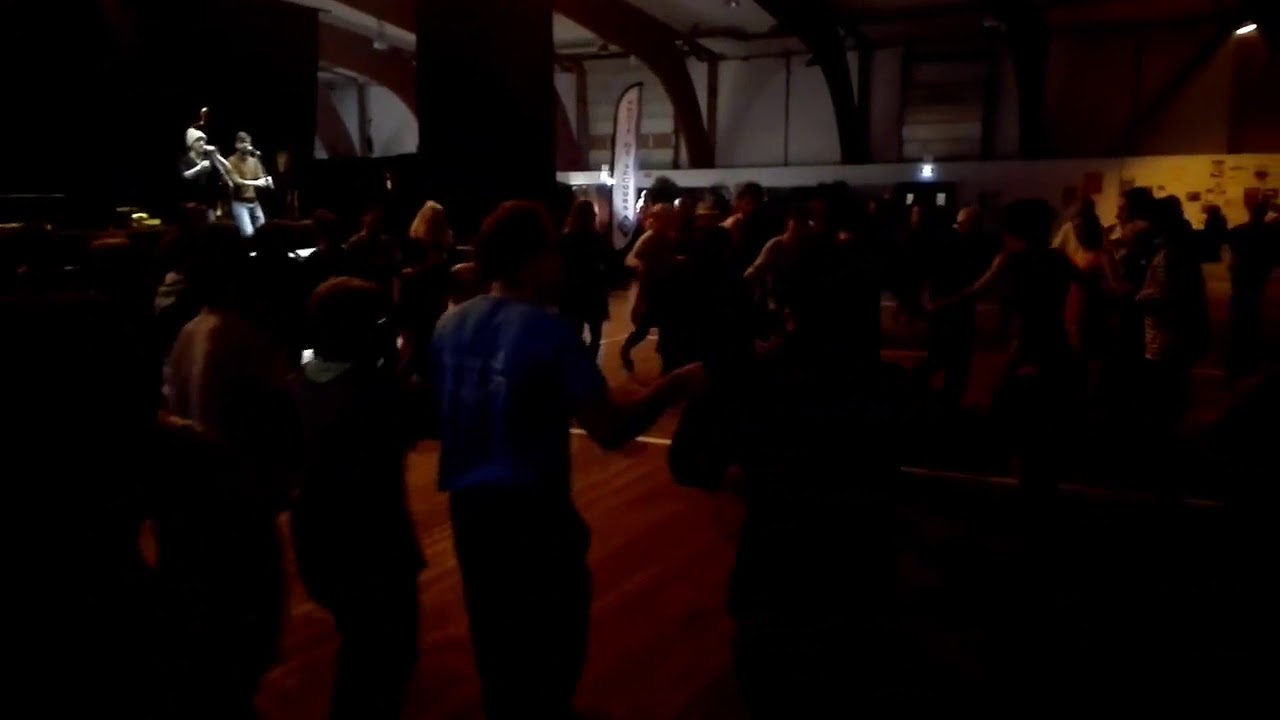 Le plus grand fest-noz de Bretagne - YouTube