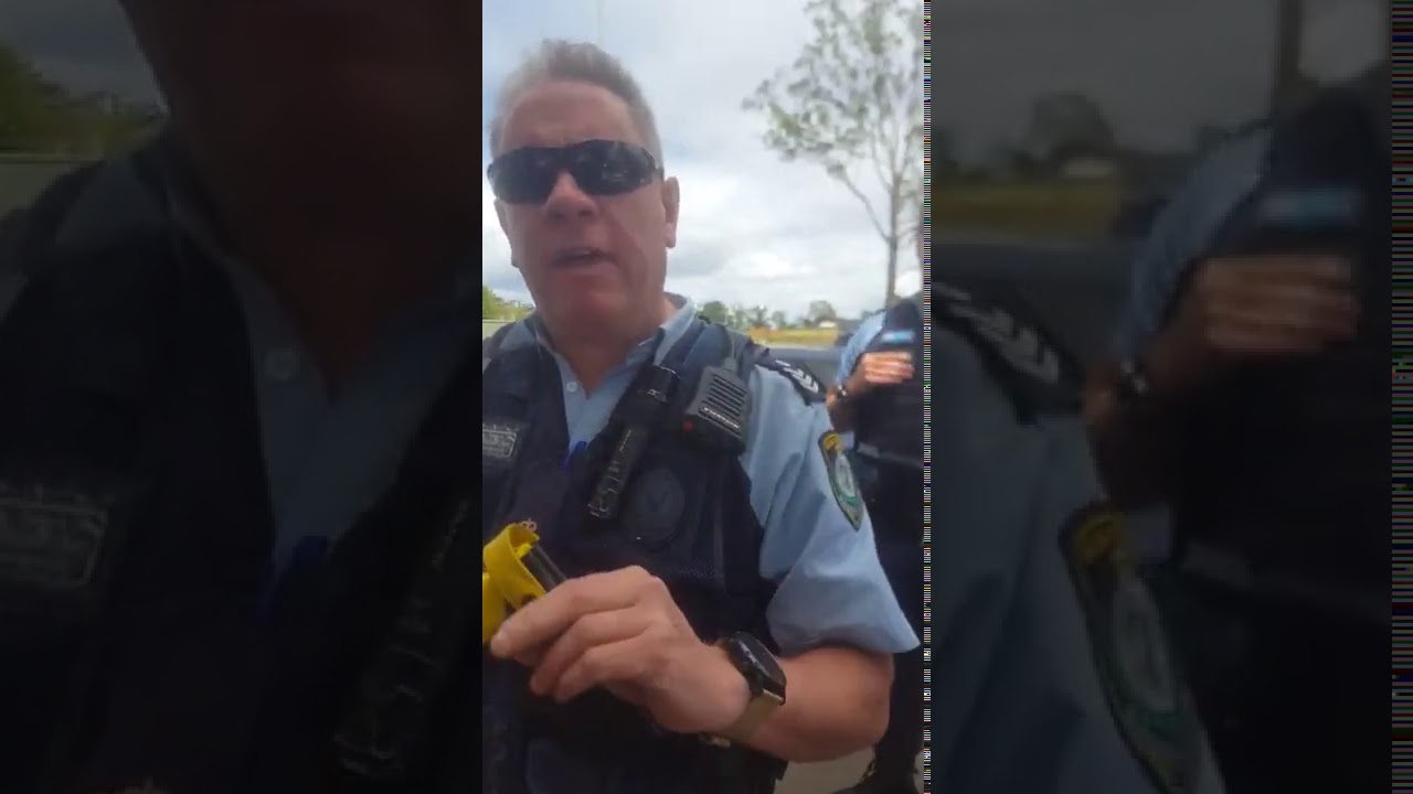 Angry Australian Sovereign Citizen Screams at Police - YouTube